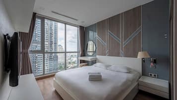 Apartamento Deluxe, 2 quartos, varanda | Secretária, cortinas/cortinados opacos, quartos insonorizados