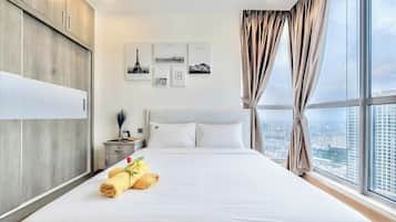 Apartamento Deluxe, 2 quartos, varanda | Secretária, cortinas/cortinados opacos, quartos insonorizados