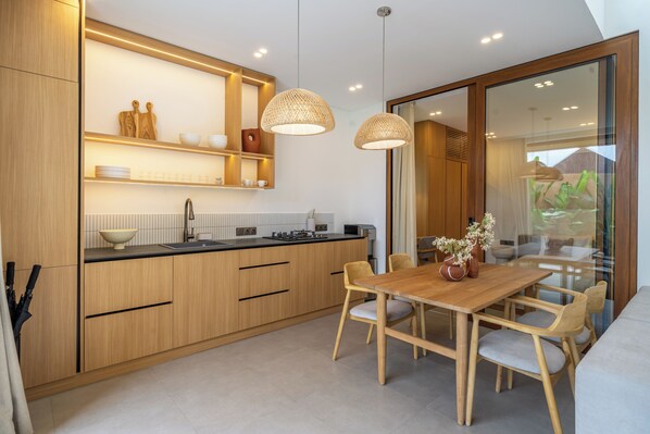 Villa Familiar, 2 quartos, vista para a piscina | Cozinha privada | Um frigorífico, uma placa de cozinha, utensílios de cozinha 