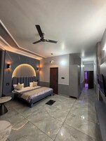 Quarto Duplo ou Twin de Luxo, vista para o jardim | Secretária, secretária adequada para computadores portáteis 