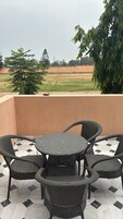 Quarto casal clássico, varanda, vista para o jardim | Opções para refeição ao ar livre