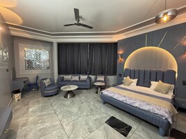 Quarto Duplo ou Twin de Luxo, vista para o jardim | Secretária, secretária adequada para computadores portáteis 