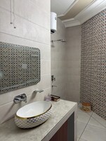 Quarto casal ou duplo superluxo, vista para o jardim | Banheiro | Chuveiro, chinelos, toalhas de banho 