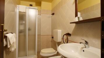 Quarto Individual Deluxe, vista para o pátio | Casa de banho | Um polibã, artigos de higiene pessoal grátis, um secador de cabelo