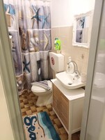 Quarto casal clássico, sacada, vista para o mar | Banheiro