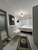 Quarto Triplo Comfort, vista para o jardim | Com decoração personalizada, Wi-fi grátis, roupa de cama fornecida