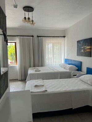 Quarto Triplo Comfort, vista para o jardim | Com decoração personalizada, Wi-fi grátis, roupa de cama fornecida 