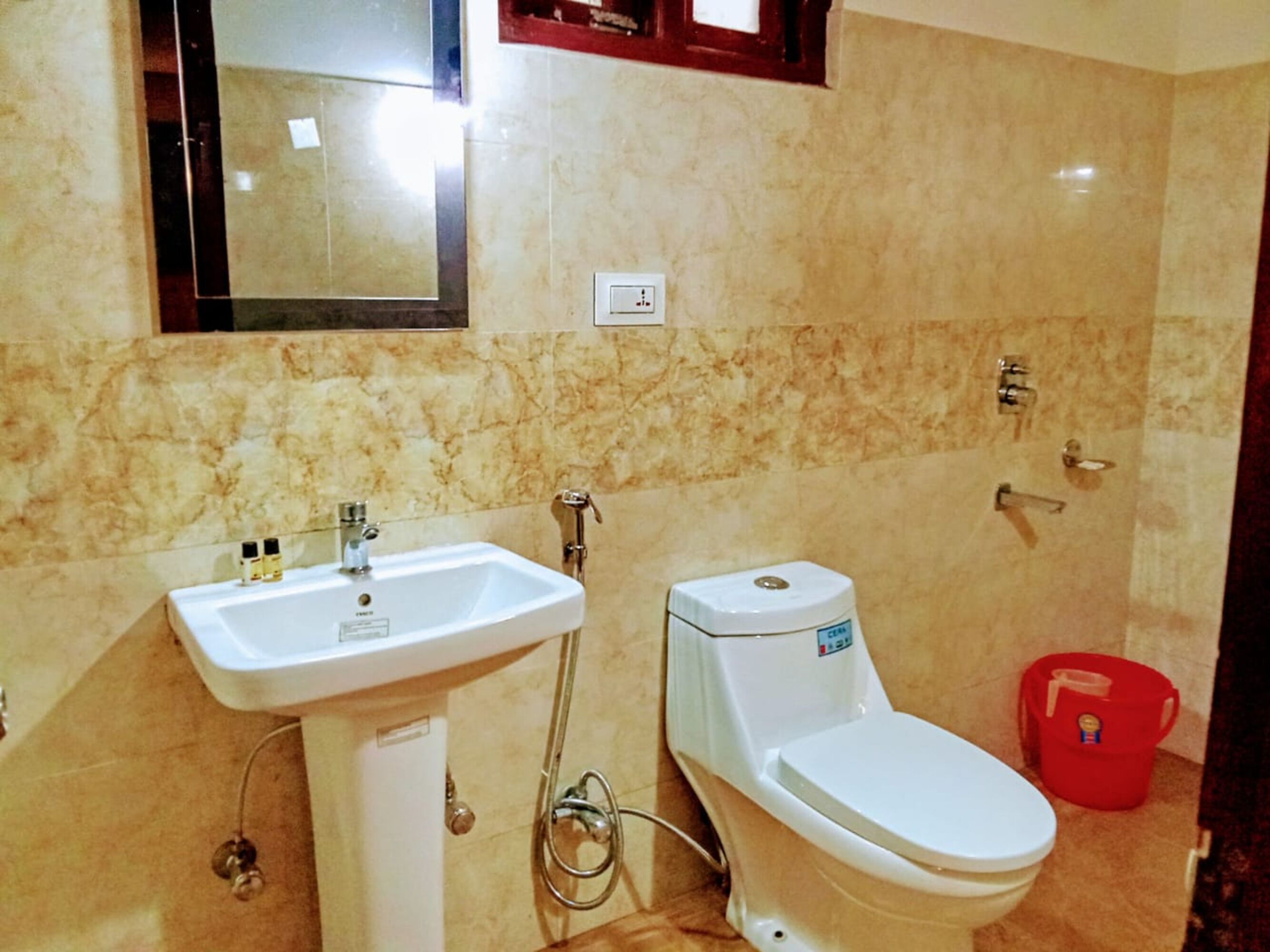 Quarto Duplo Deluxe, Vista para a cidade | Casa de banho | Um polibã, artigos de higiene pessoal grátis, toalhas fornecidas 
