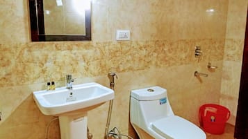 Quarto Duplo Deluxe, Vista para a cidade | Casa de banho | Um polibã, artigos de higiene pessoal grátis, toalhas fornecidas