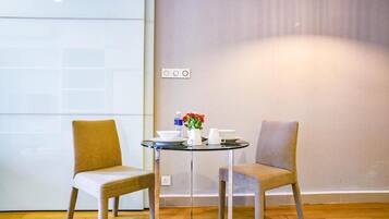 Apartamento Deluxe, Vista para a cidade | Restaurantes