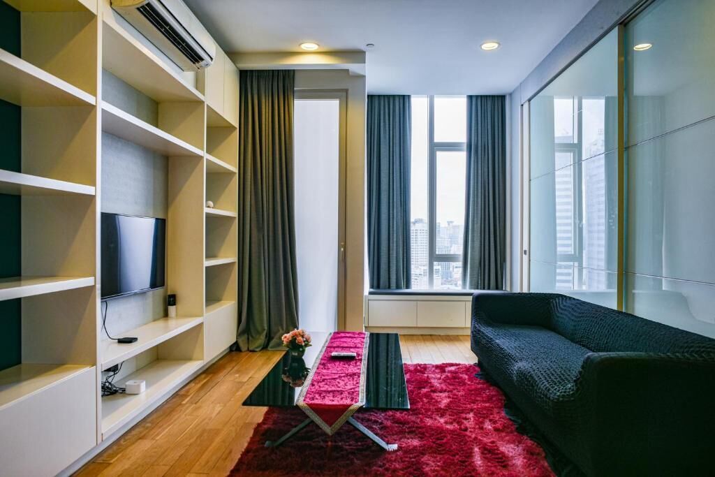 Apartamento Deluxe, Vista para a cidade | Sala de estar | Televisor de 40 polegadas com canais digitais 