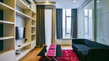 Apartamento Deluxe, Vista para a cidade | Sala de estar | Televisor de 40 polegadas com canais digitais