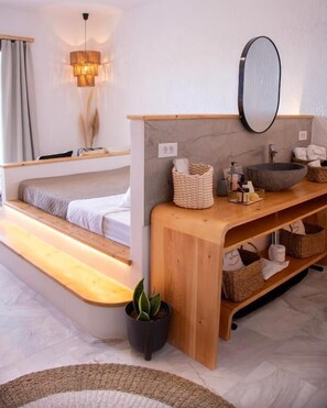 Quarto Duplo Deluxe, varanda, vista para o mar | Cofre no quarto, secretária 