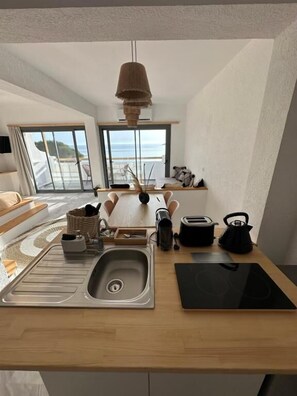 Quarto Triplo Deluxe, varanda, vista para o mar | Cozinha privada | Um frigorífico, uma cadeira de bebé, utensílios de cozinha 