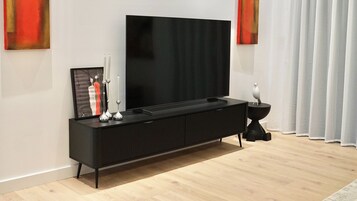 Apartamento júnior, sacada | Área de estar | TV de tela plana 40 polegadas com canais a cabo
