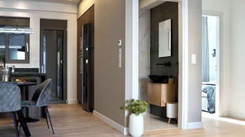 Apartamento júnior, sacada | Área de estar | TV de tela plana 40 polegadas com canais a cabo