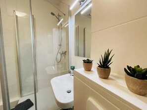 Apartamento luxo, 1 cama Queen e sofá-cama, para não fumantes | Banheiro | Secador de cabelo, toalhas de banho
