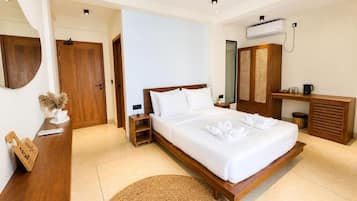 Quarto casal superior, sacada, vista para o oceano | Escrivaninha, espaço de trabalho para notebook, Wi-Fi de cortesia