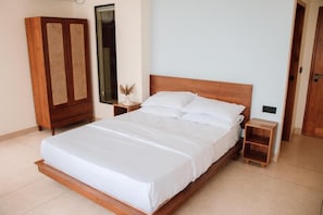 Quarto Duplo Superior, varanda, vista para o oceano | Secretária, secretária adequada para computadores portáteis 