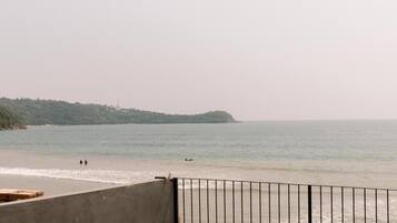 Quarto casal superior, sacada, vista para o oceano | Praia