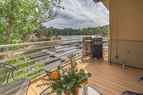 Waterfront Lake Tulloch Townhome Steps From Marina - Copperopolis, CA