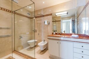 Apartamento Familiar, 2 quartos, varanda, vista para o mar | Casa de banho | Chinelos 