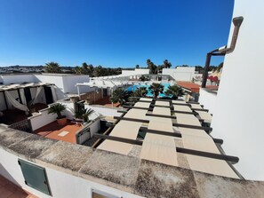 Apartamento superior, vista para a piscina | Área da propriedade