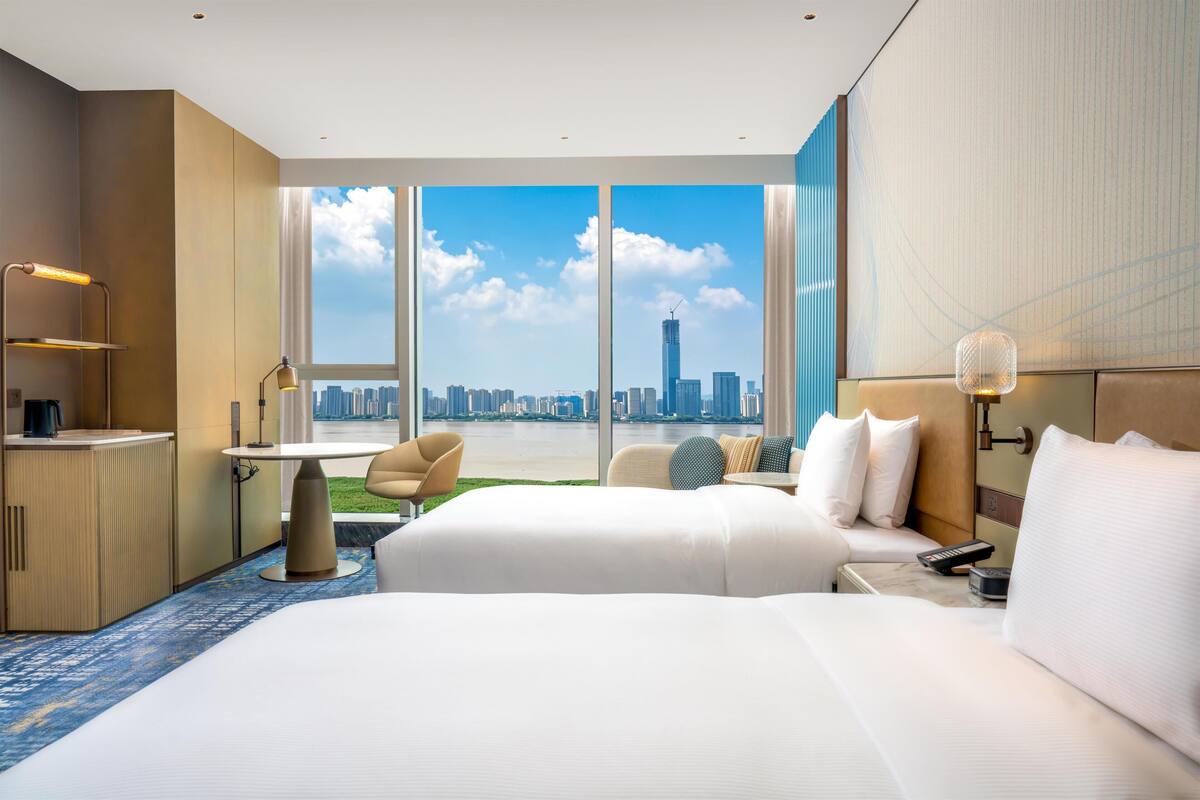 Edredões de penas, minibar, cofre no quarto, secretária 
