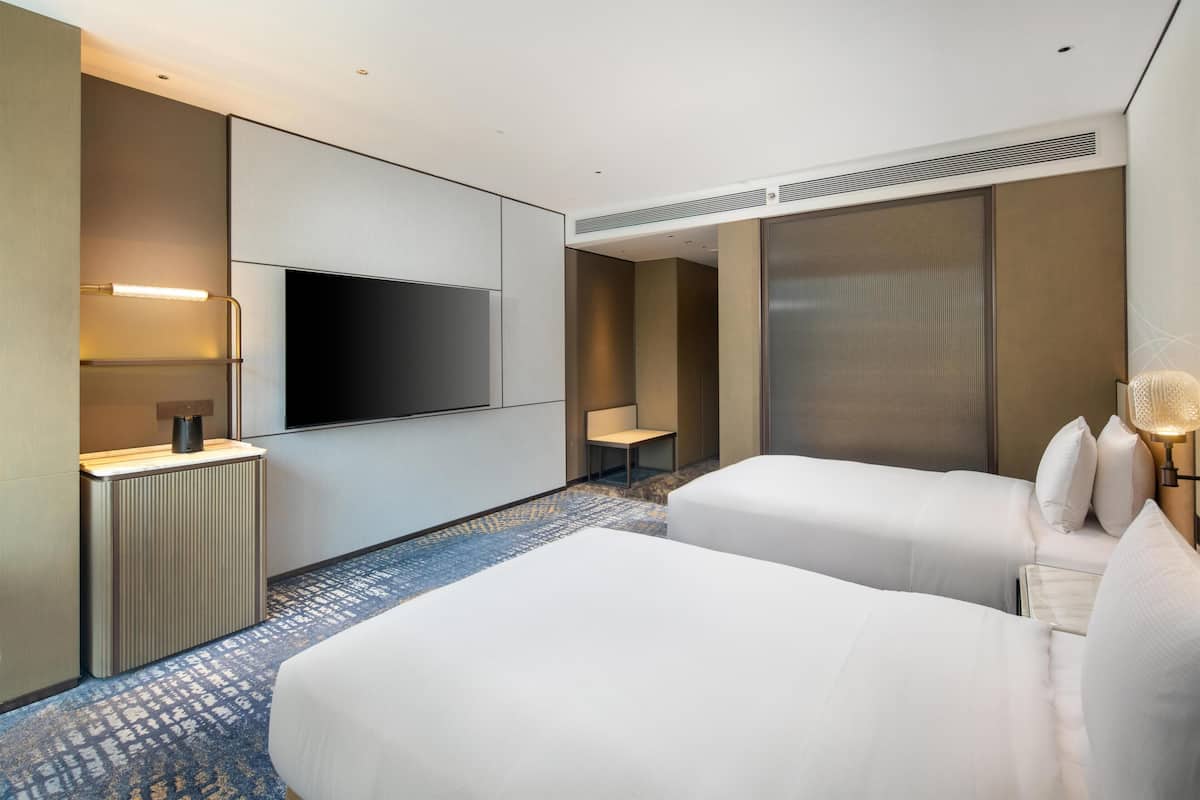 Edredões de penas, minibar, cofre no quarto, secretária 