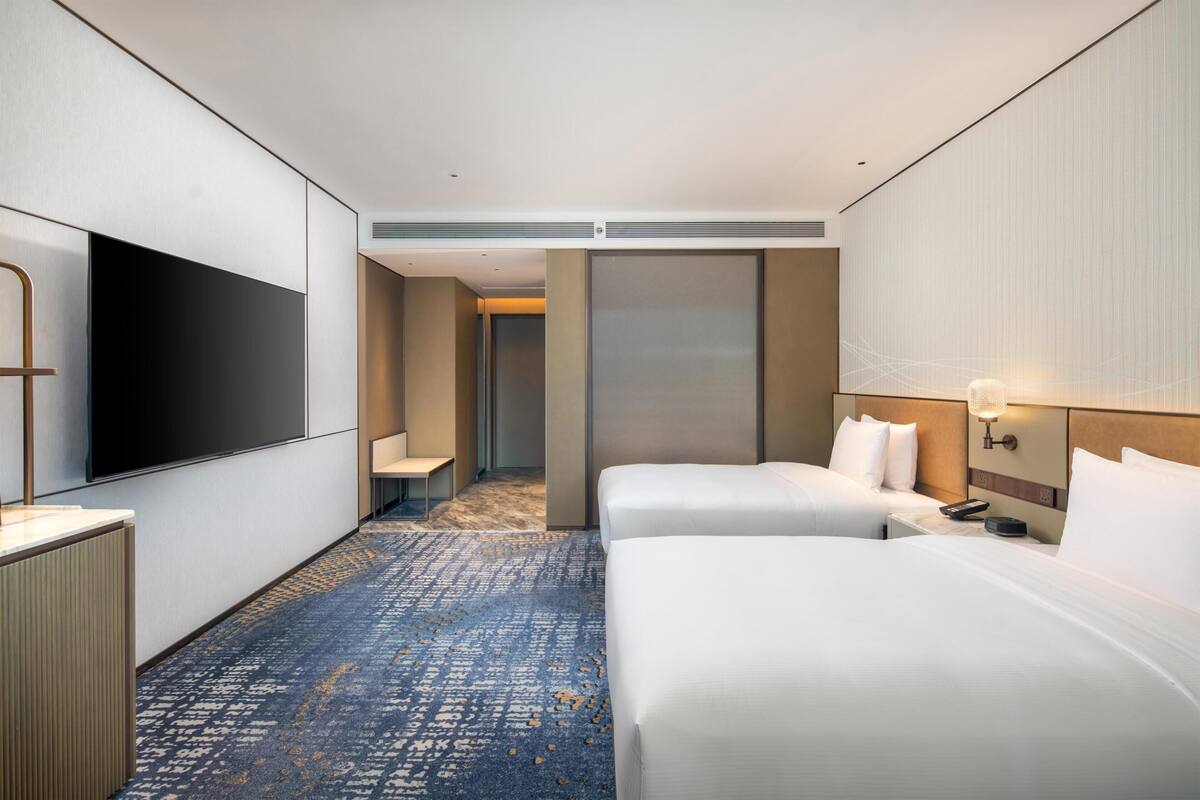 Quarto Executivo, 2 camas individuais | Edredões de penas, minibar, cofre no quarto, secretária 