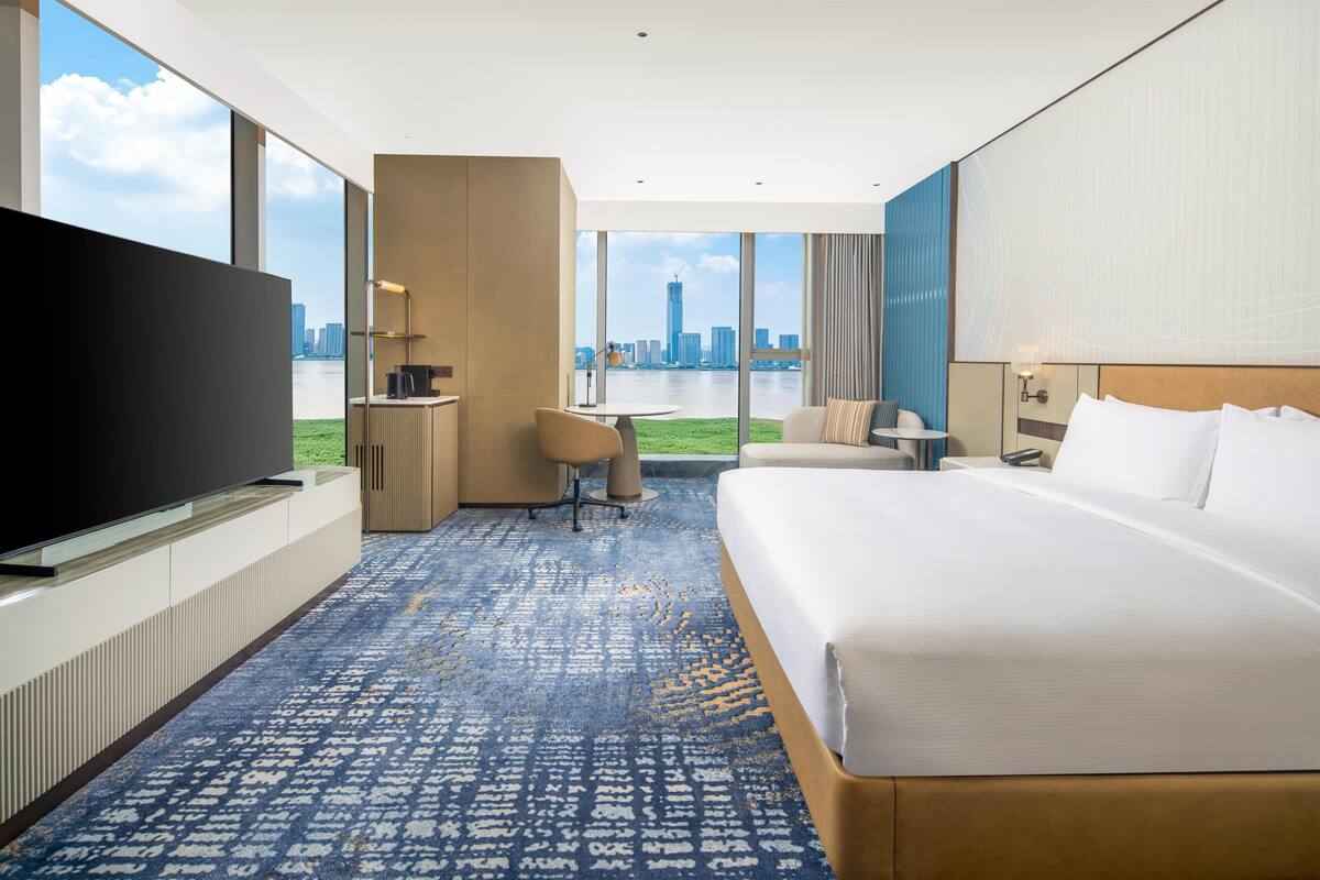 Quarto Deluxe, 1 cama king-size, vista para o rio | Edredões de penas, minibar, cofre no quarto, secretária 