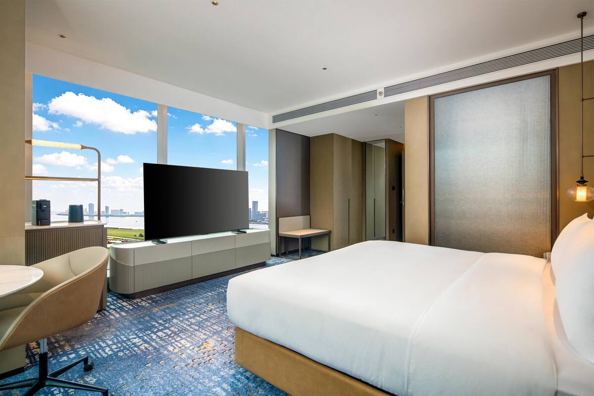 Quarto Executivo, 1 cama king-size | Edredões de penas, minibar, cofre no quarto, secretária 