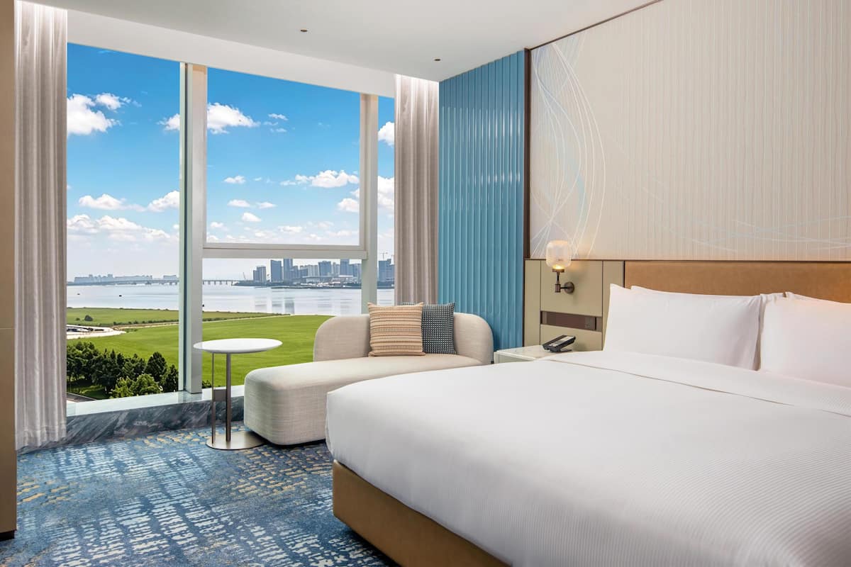 Suite Deluxe, 1 cama king-size | Edredões de penas, minibar, cofre no quarto, secretária 