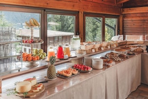 Café da manhã com buffet grátis todos os dias