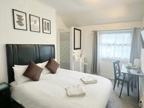 Quarto casal, vista para a cidade | Ferros/tábuas de passar roupa, Wi-Fi de cortesia