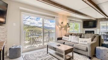 Condo, várias camas, sacada, vista para a montanha (A-D-SY47) | Área de estar