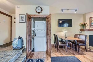 Apartamento em Condomínio Fechado, 1 cama queen-size, lareira, vista para a montanha (A-D-LHC9) | 1 quarto, com decoração personalizada, com mobília individualizada 