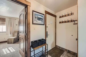 Apartamento em Condomínio Fechado, 1 cama queen-size, lareira, vista para a montanha (A-D-LHC9) | Interior