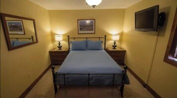 Apartamento em Condomínio Fechado, 1 cama queen-size, lareira, vista para a montanha (A-D-LHC9) | 1 quarto, com decoração personalizada, com mobília individualizada 