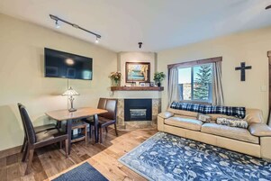 Apartamento em Condomínio Fechado, 1 cama queen-size, lareira, vista para a montanha (A-D-LHC9) | Sala de estar