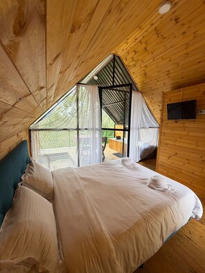 Roupas de cama premium, edredons de pluma, frigobar, Wi-Fi de cortesia