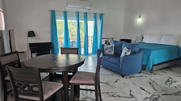 Suite de Luxo, vista para o mar | Cofre no quarto, cortinas/cortinados opacos, ferro/tábua de engomar