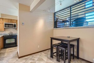 Casa de Férias, várias camas, pátio, vista para a montanha (A-D-111CTR) | 2 quartos, com decoração personalizada, com mobília individualizada 