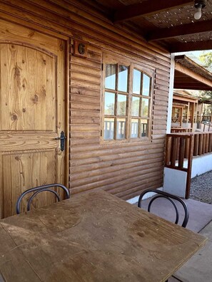 Cabana de Madeira Familiar, vista para a piscina | Refeições ao ar livre