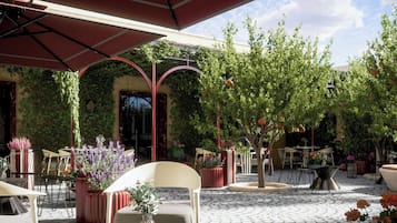 2 restaurantes: servem pequenos-almoços, almoços, jantares e brunches