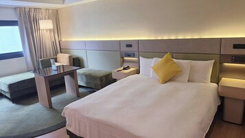 Quarto casal luxo, vista para a cidade | Frigobar (abastecido com itens grátis), cortinas blackout