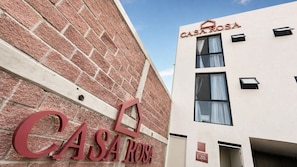 Um edifício com uma placa indicando 'CASAROSA' e o número '1.20' a indicar o andar.