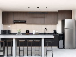 Geladeira grande, micro-ondas, cooktop