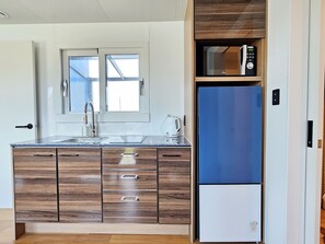 12-pyeong couple room with terrace | Cozinha privada | Um frigorífico, um micro-ondas, utensílios de cozinha 