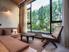 Quarto casal com design assinado | Área de estar